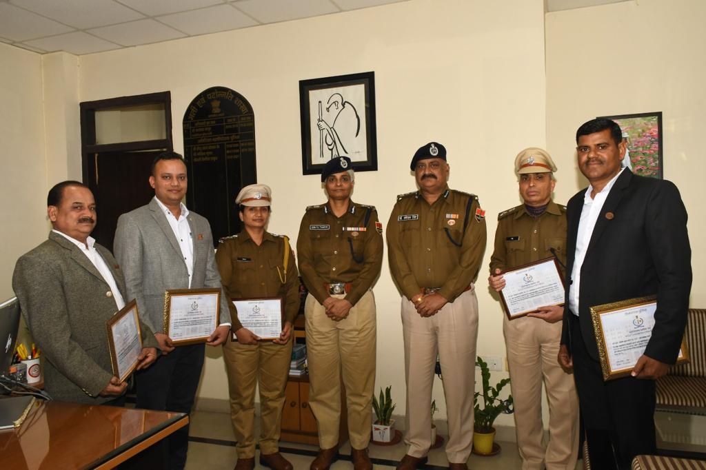 IPS Vinita Thakur honored five with DGP Disc Award