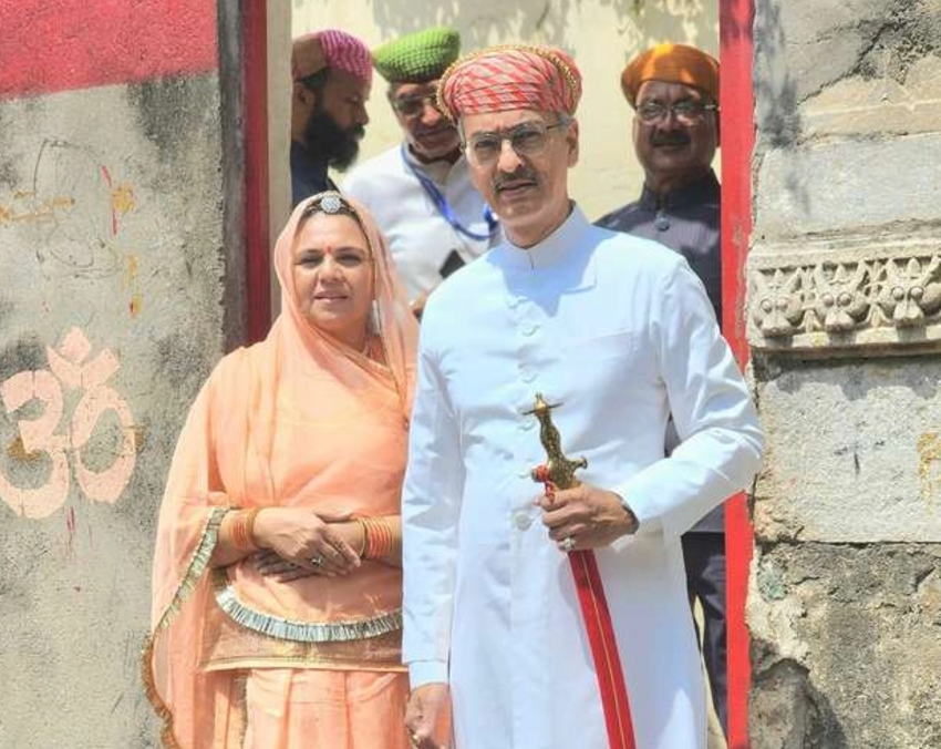 Amidst the Udaipur royal family dispute, Vishvaraj visited Eklingji and ...