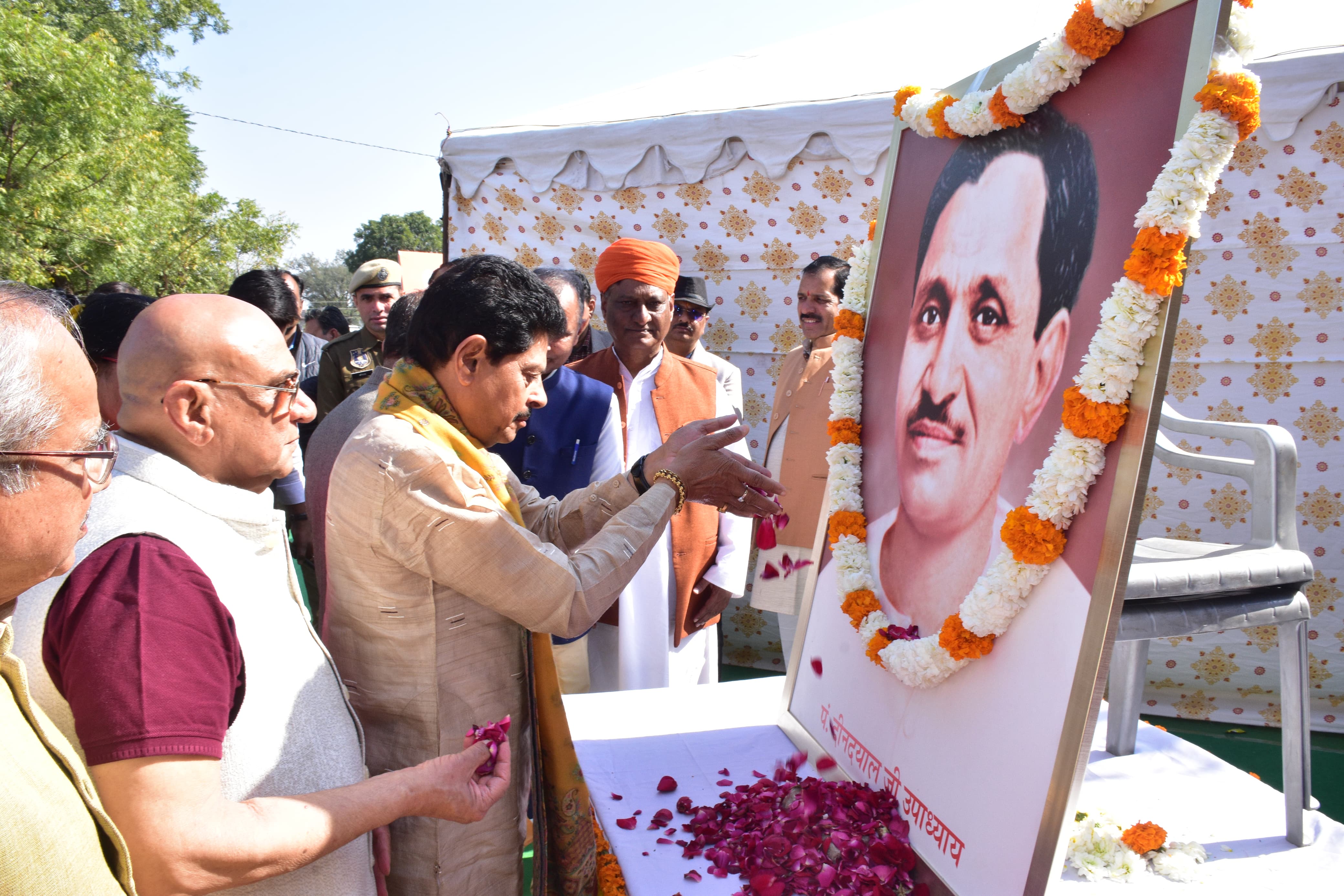 Civil Lines MLA Gopal Sharma reached Dhankya, offered floral tribute at ...