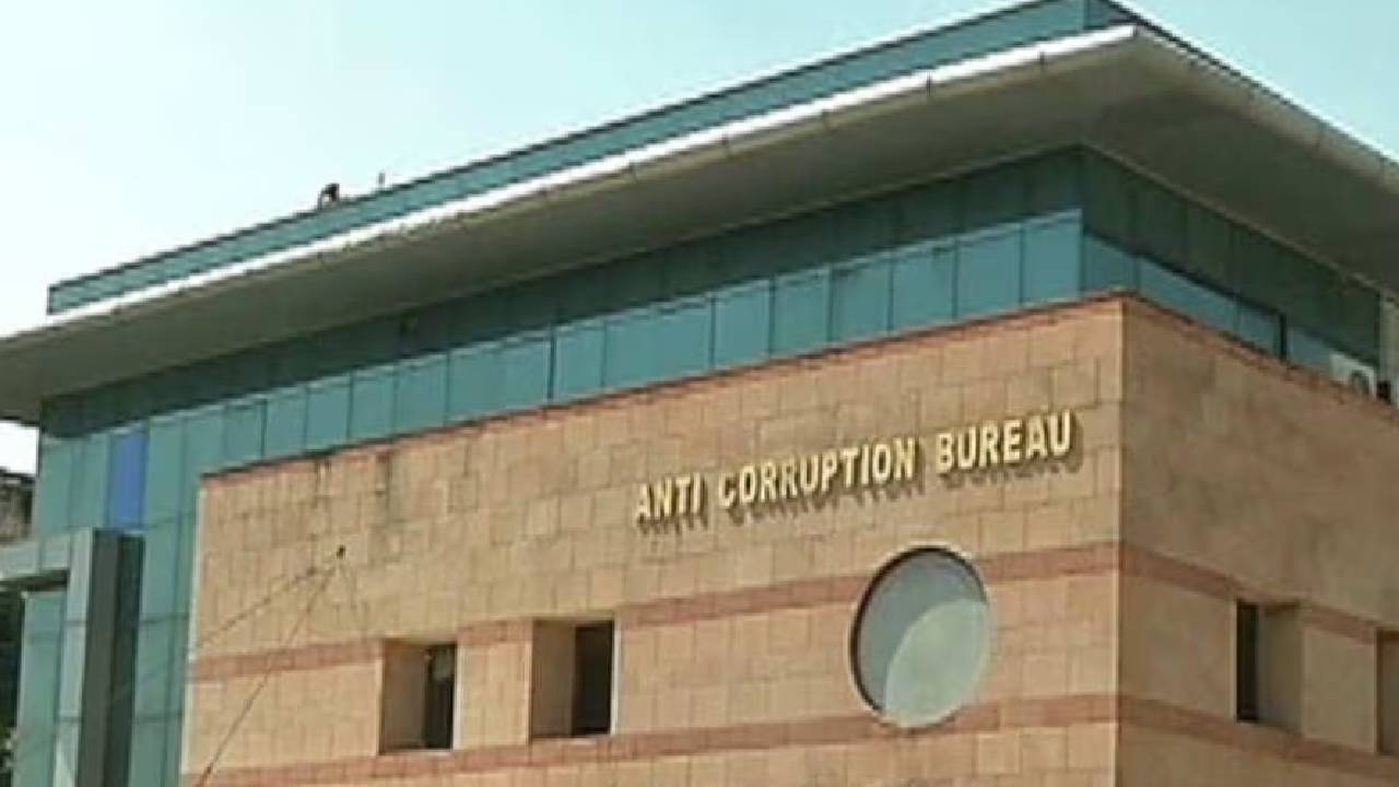 स्टूडेंट्स से 4500 रुपए की रिश्वत लेते महिला बीएड कॉलेज की निदेशक गिरफ्तार